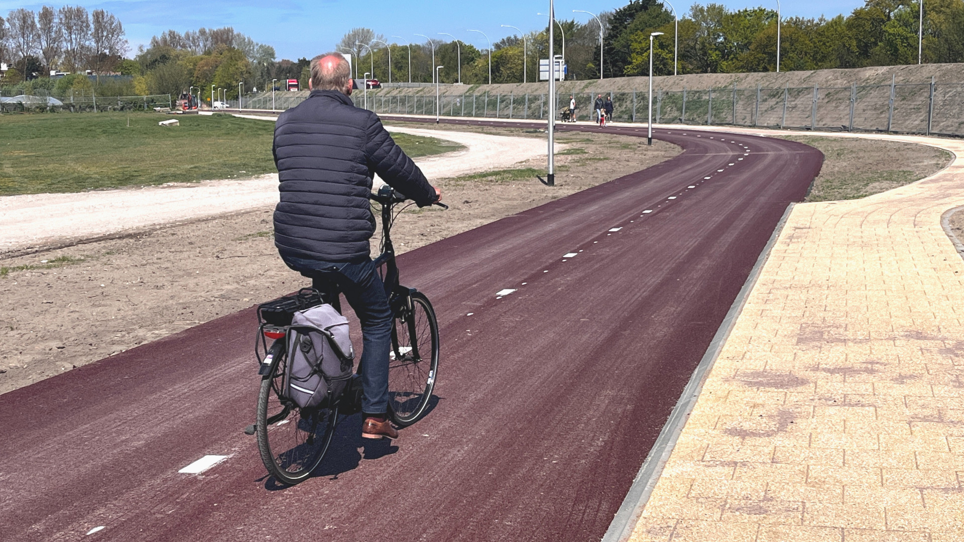 Nieuw en snel fietspad naar de kust meteen in trek: 'Het ziet er netjes ...