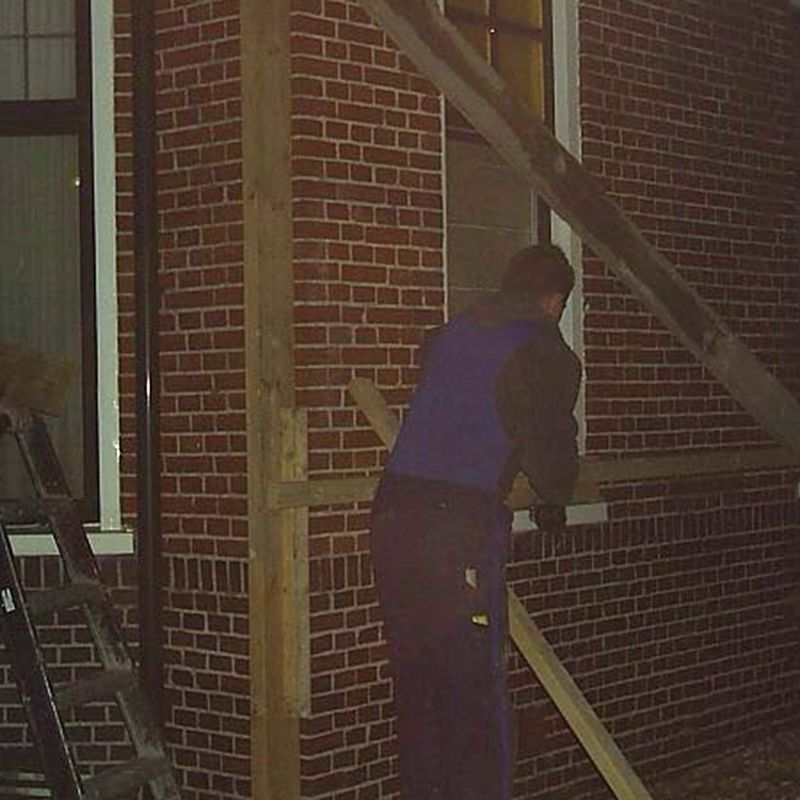 Gevaarlijk huis Woldendorp per direct in de stutten - RTV Noord