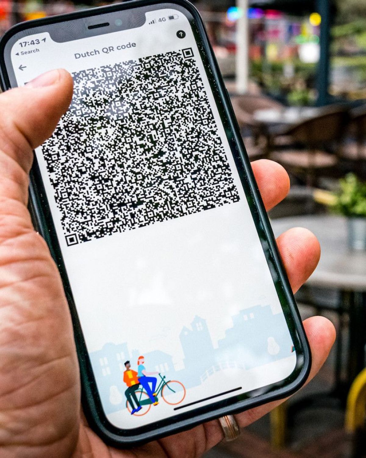 Coronavirus: Groen licht kabinet voor polsbandjes na check QR-code - Omroep West