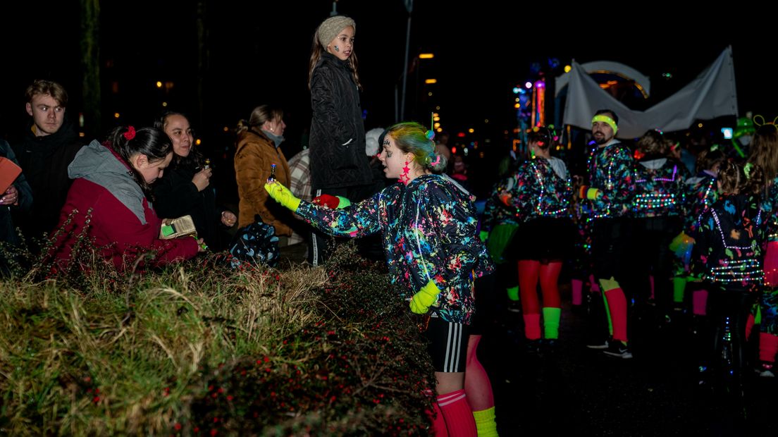 In Beeld: Emmer-Compascuum decor van verlichte carnavalsoptocht - RTV ...