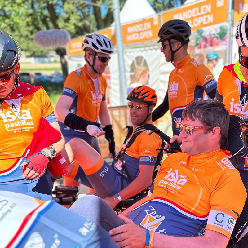 ALS-patiënt Frank en zijn broer bedwingen de Mont Ventoux op een tandem ...