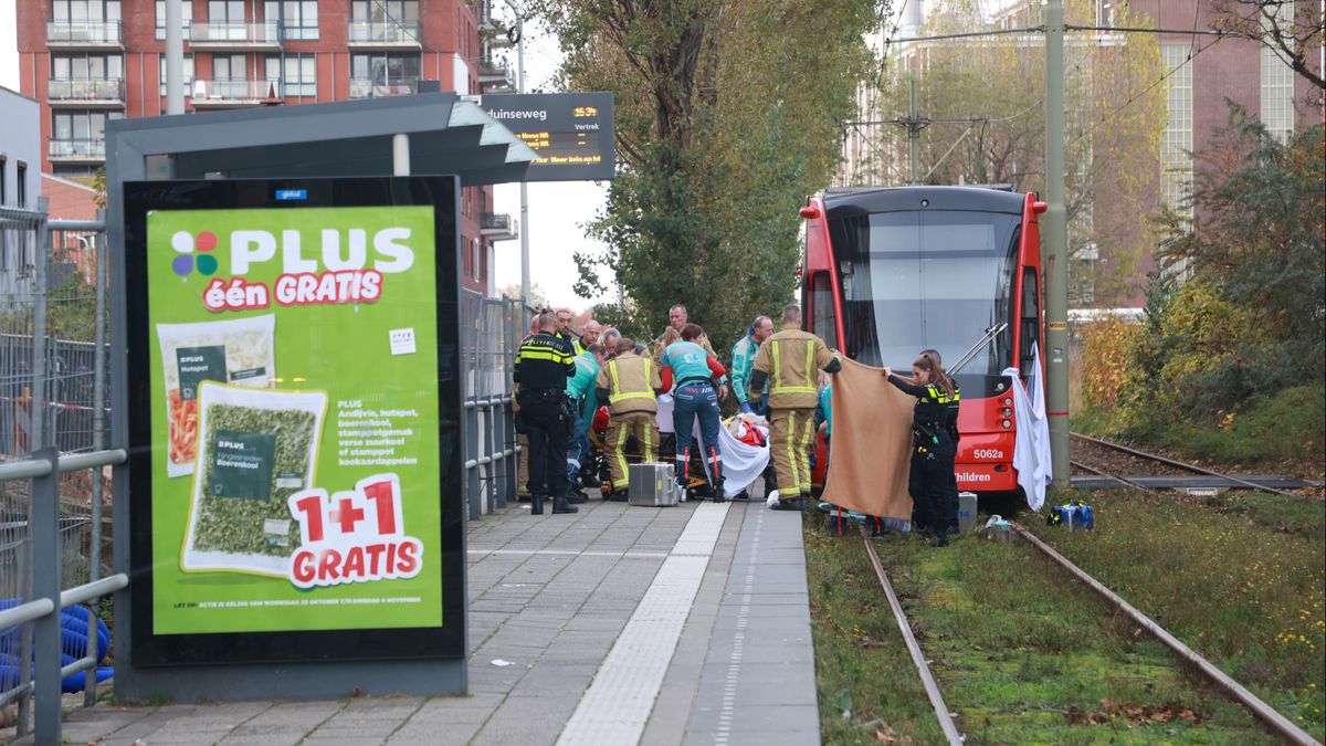 Fiets komt onder tram terecht na ongeluk, slachtoffer gewond naar ...