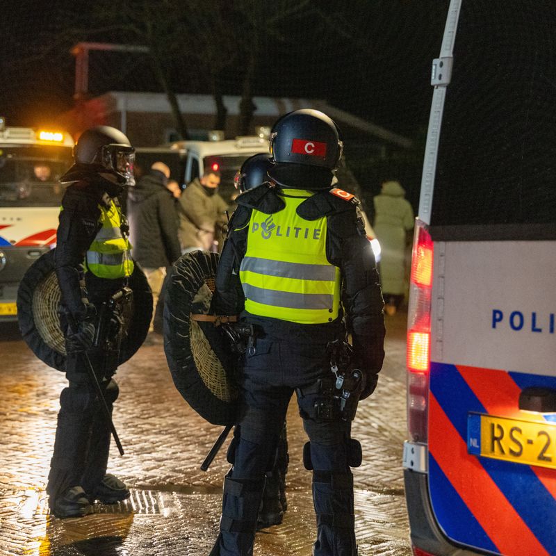 Veertien keer geweld tegen politie tijdens jaarwisseling, 31 aanhoudingen - Omroep West