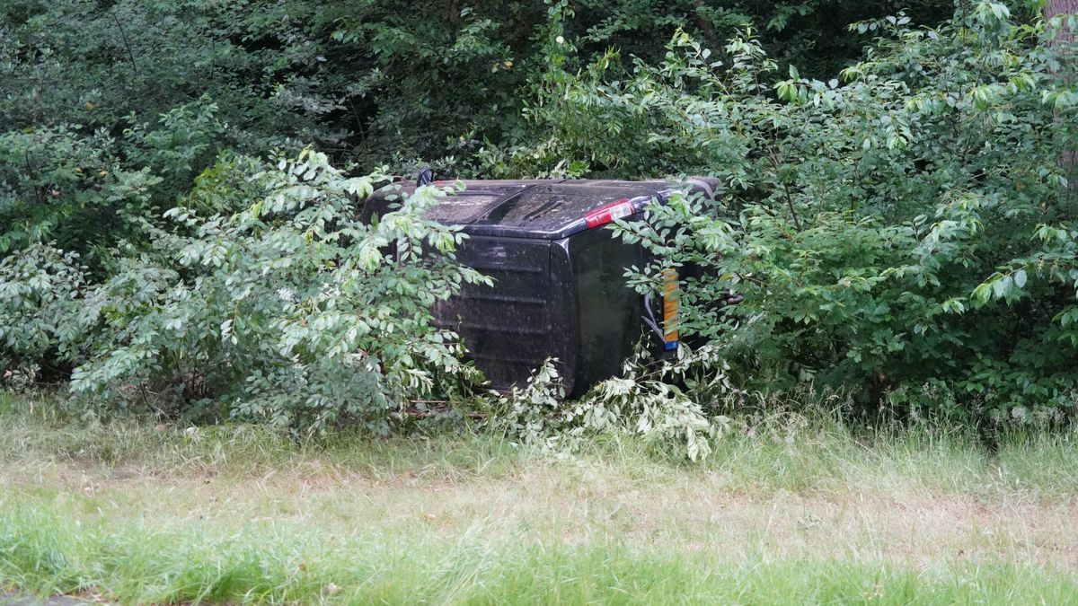 Auto komt in Emmen op zijkant in bosjes terecht - RTV Drenthe