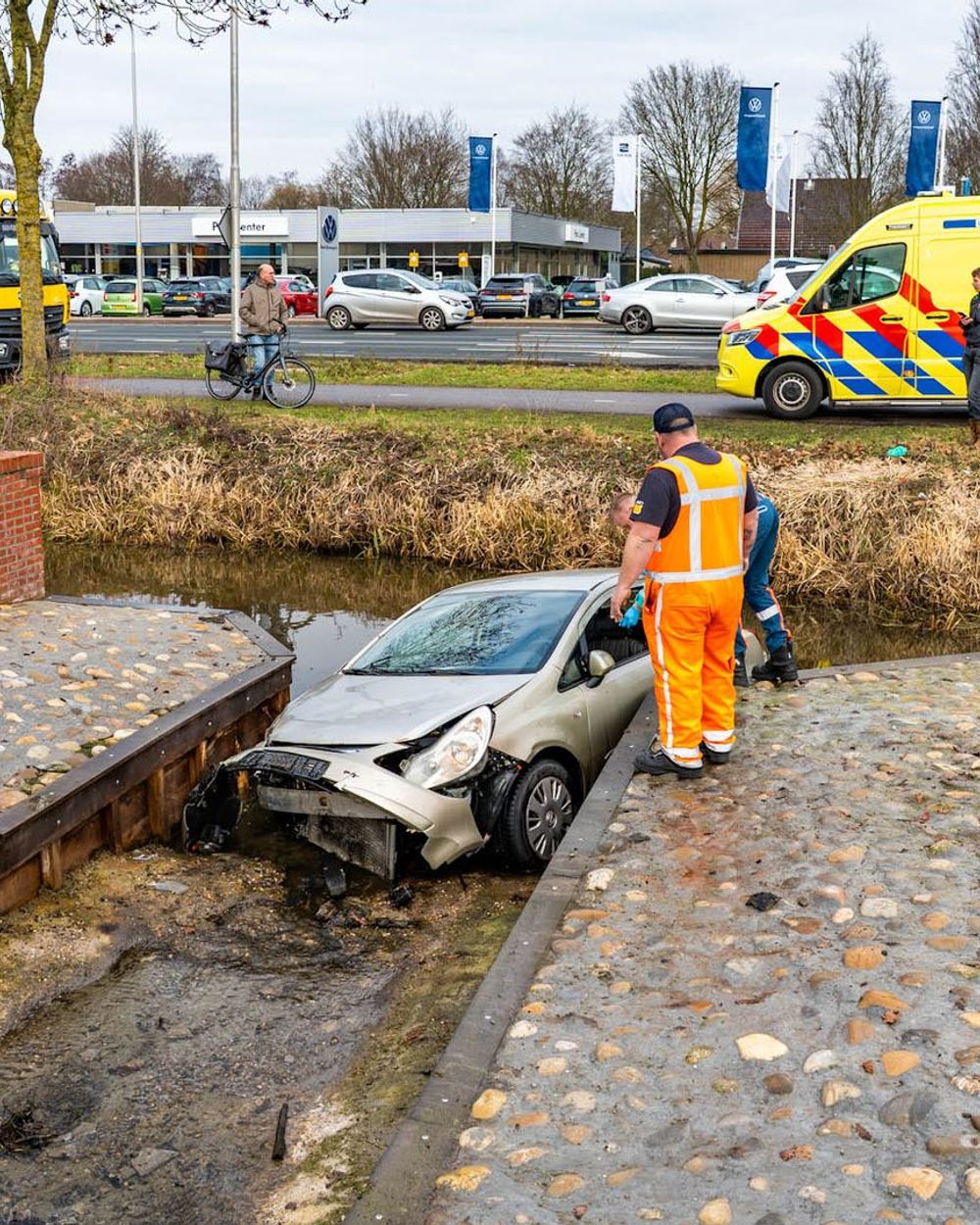 Bestuurder rijdt door berm en belandt in sloot - Omroep Gelderland