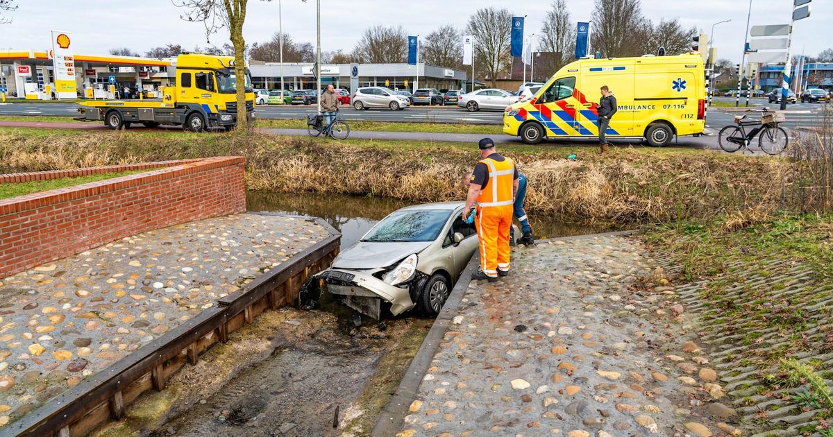 Bestuurder rijdt door berm en belandt in sloot - Omroep Gelderland