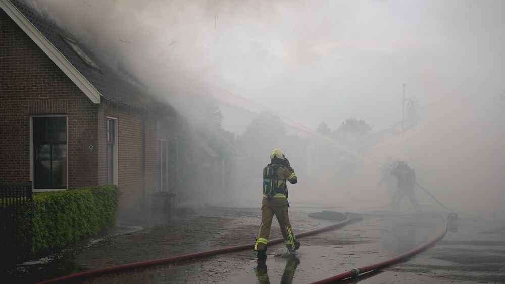 Veel rook bij brand in woonboerderij met rieten dak in Dwingeloo - RTV ...