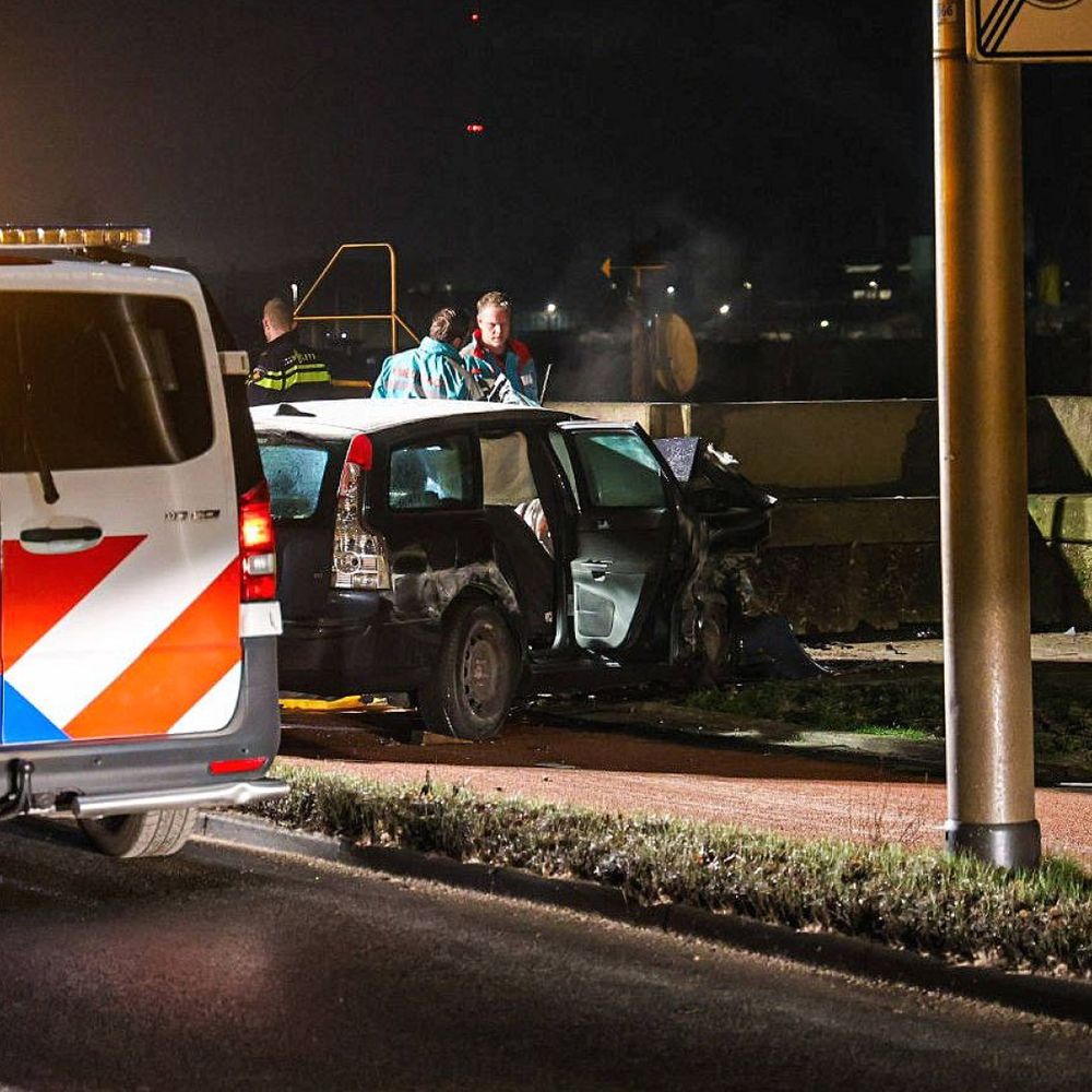 Dode en gewonde bij zwaar auto-ongeluk - Omroep Gelderland