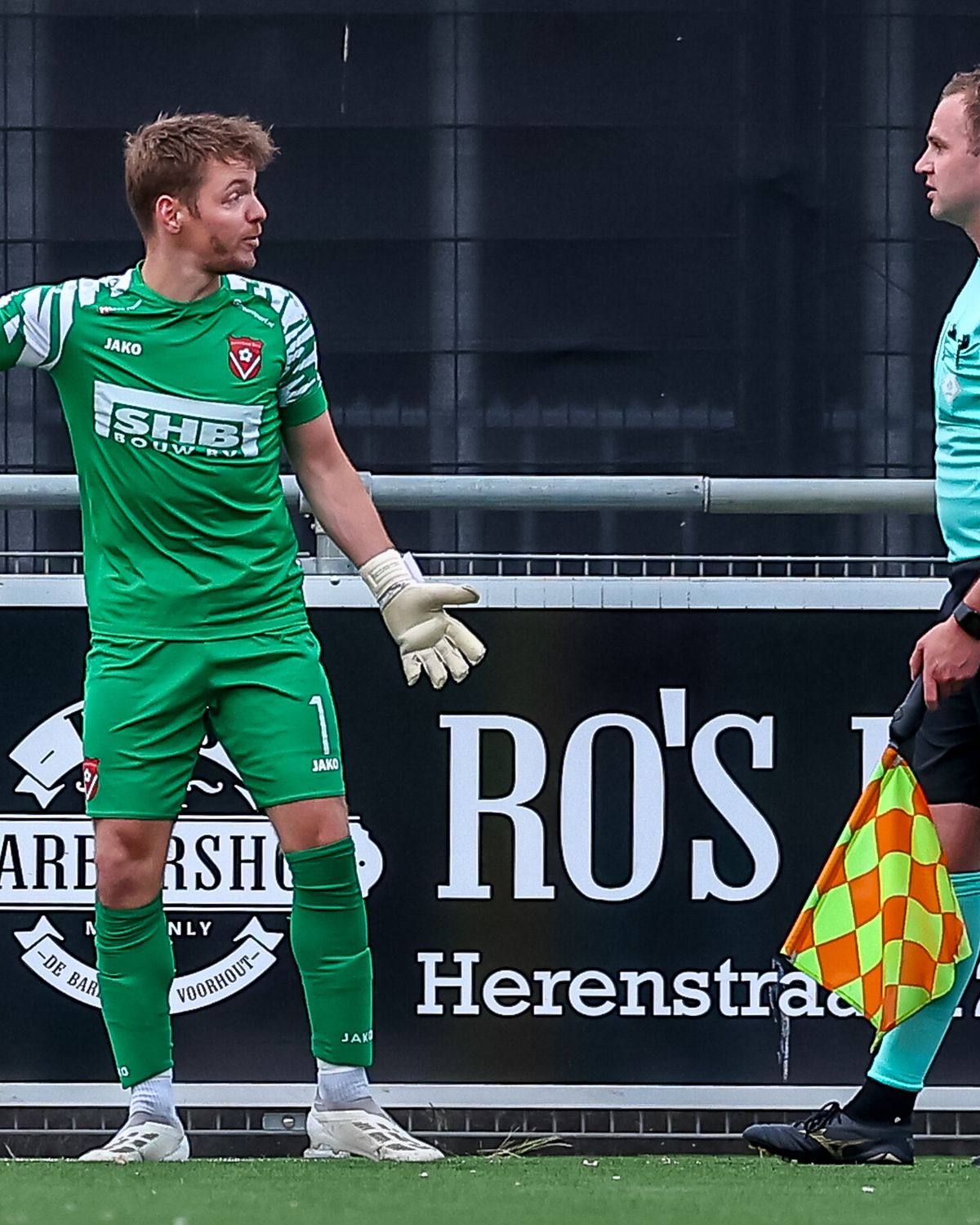 Na rode kaart voor de keeper geeft Harkemase Boys 2-0-voorsprong uit ...