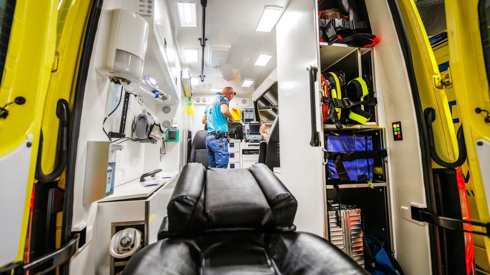 Persoon valt van boot en loopt 'ernstig letsel' op - Omroep West