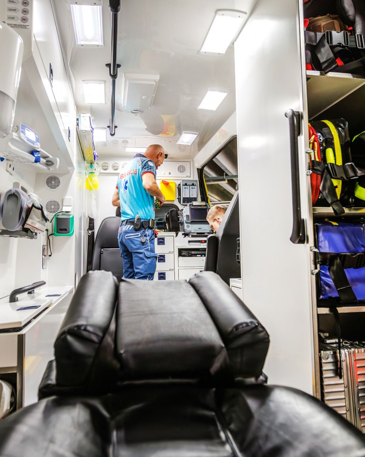 Persoon valt van boot en loopt 'ernstig letsel' op - Omroep West