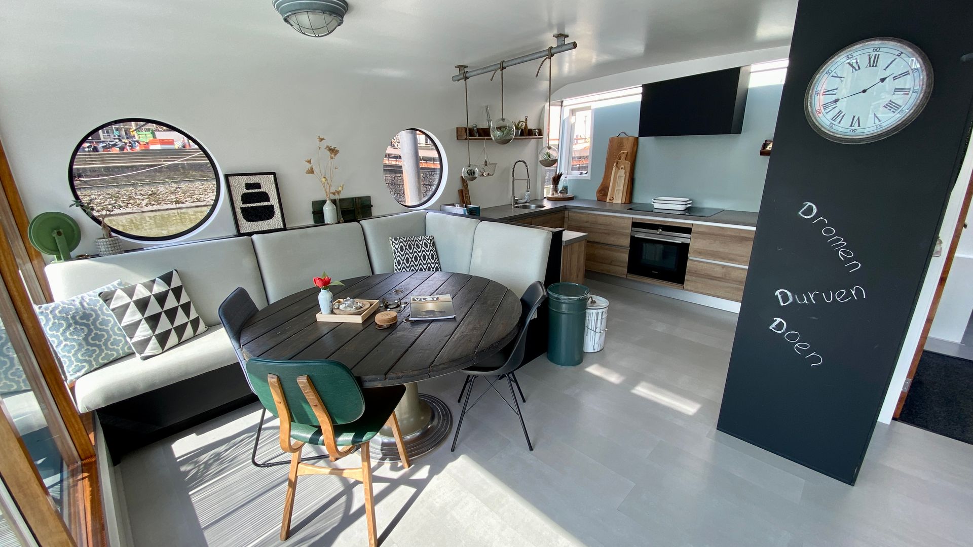 Anneke ligt met de woonboot van het jaar in hartje Rotterdam: 'dit is ...