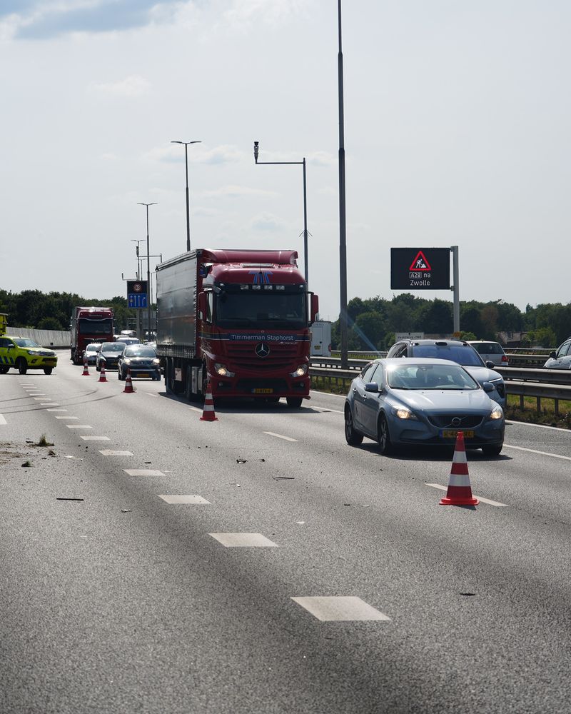Ongeval op de A28, meerdere rijstroken afgesloten - Oost