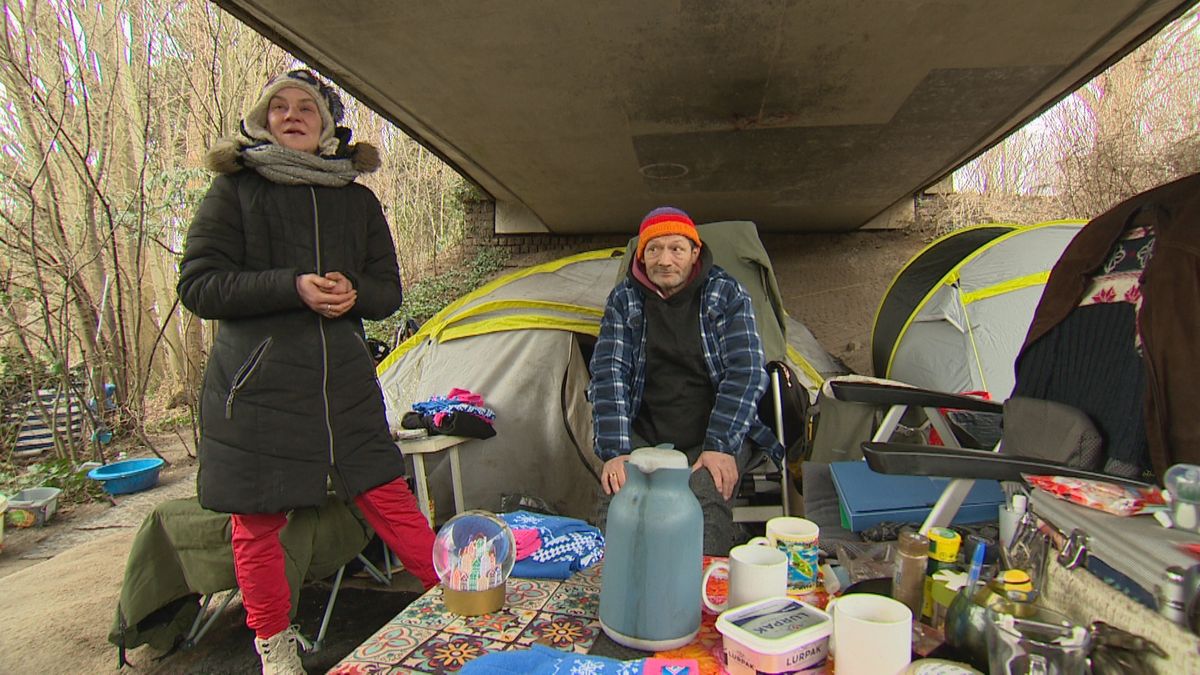 Dakloze Boguslaw en Aghata wonen al acht maanden onder viaduct - Omroep ...