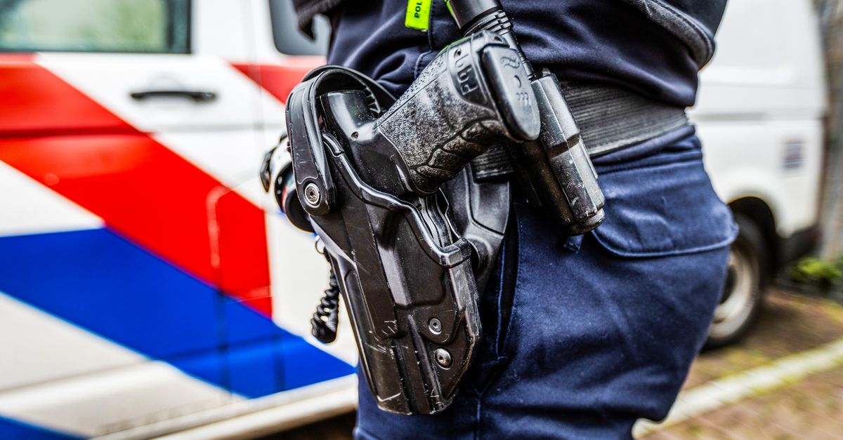 Vuurwapen van agent gaat per ongeluk af bij aanhouding - Omroep West