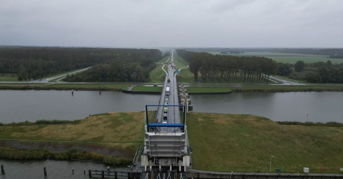 Openstaande brug zorgde voor file • bewoners huis uit door lekkende ...