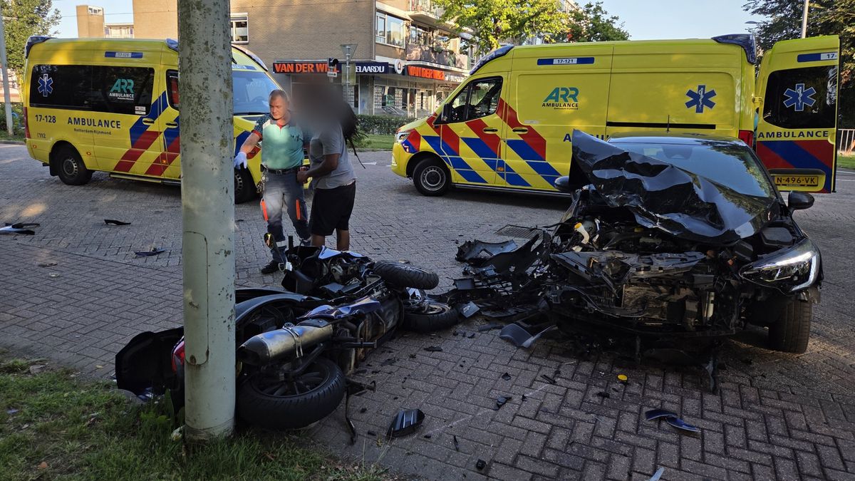 Twee personen naar ziekenhuis na botsing - Rijnmond