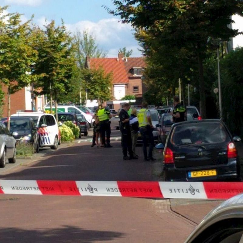 Politie doet onderzoek na vondst dode vrouw in woning Enschede - Oost