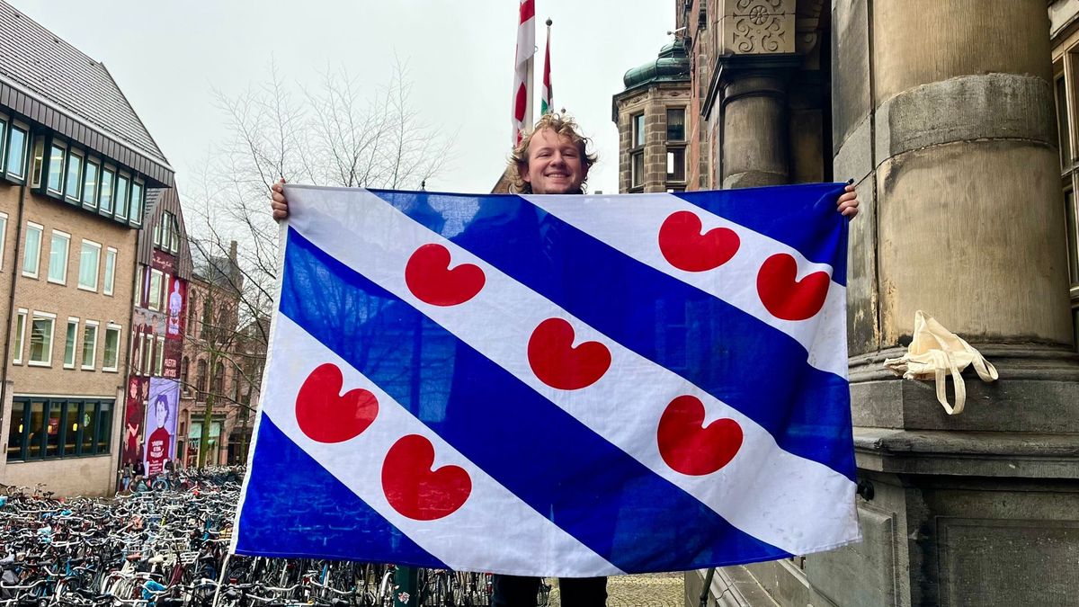 Fryske flagge fuorthelle by universiteitsgebou yn Grins; DINGtiid praat ...