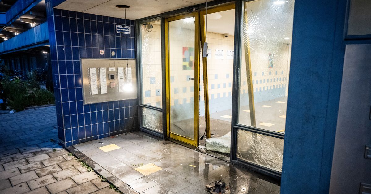 112-nieuws | Ingang flat vernield na explosie, graffiti op straat wijst ...