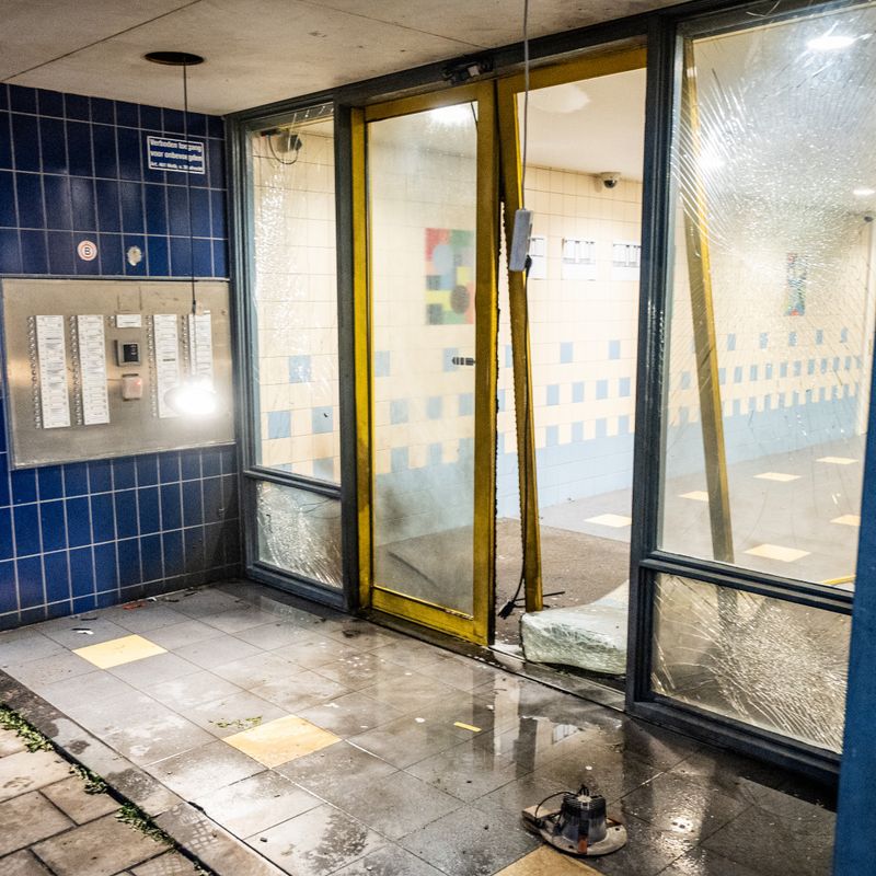 112-nieuws | Ingang flat vernield na explosie, graffiti op straat wijst ...