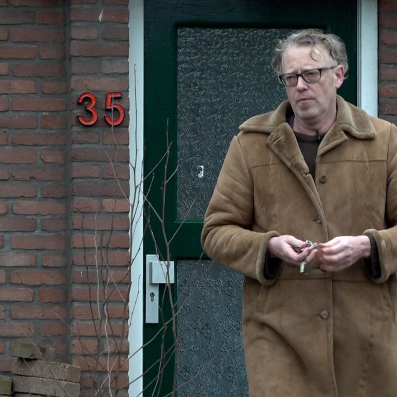 Theatermaker Arno verkoopt noodgedwongen zijn huis en woont nu in een ...