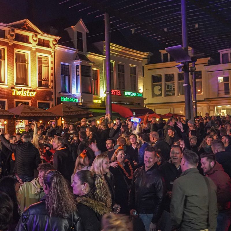 Groningen zet extra crowdmanagement-specialisten in voor Koningsfeesten ...