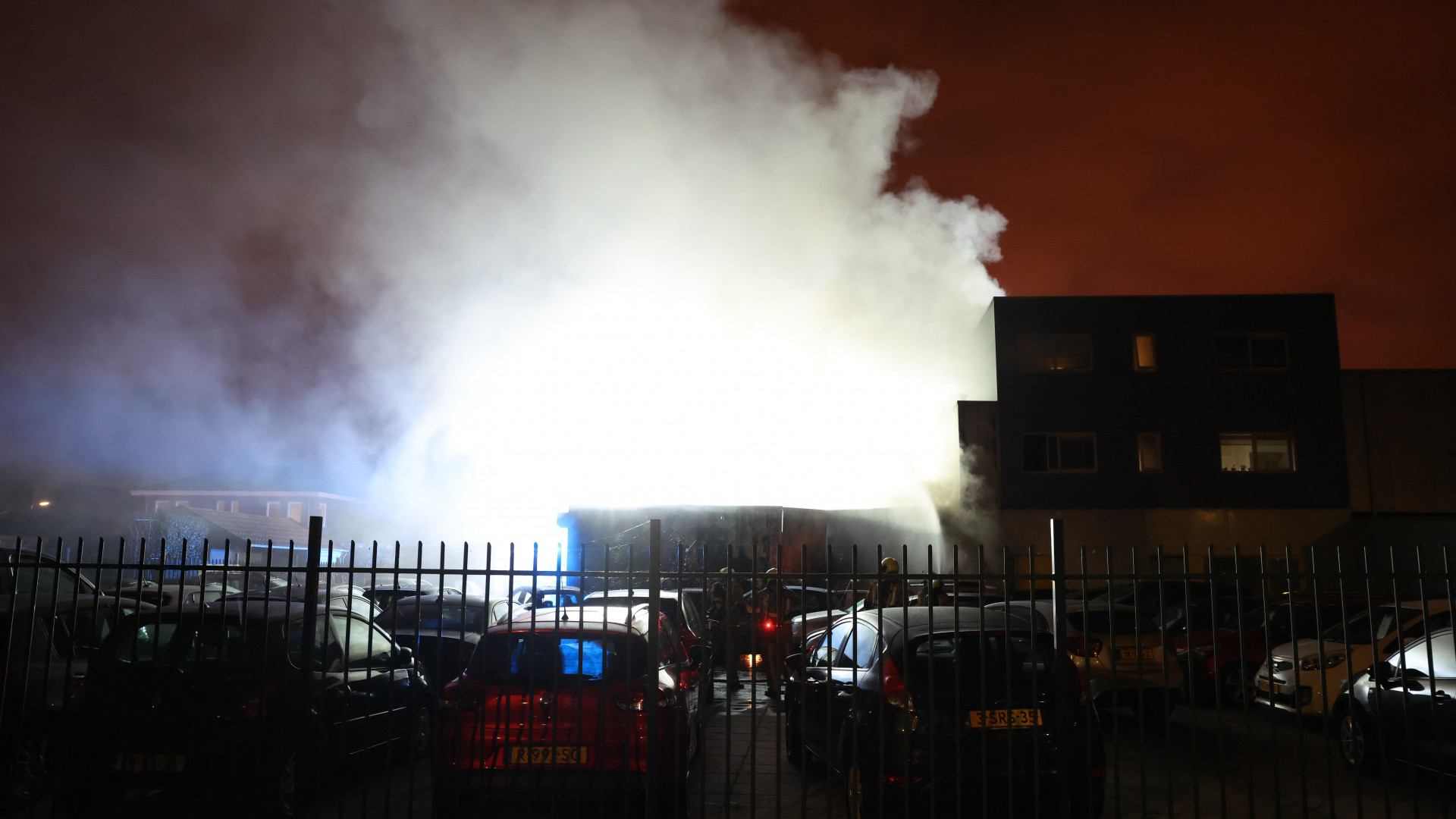 Veel rook bij grote brand in autogarage - Omroep West