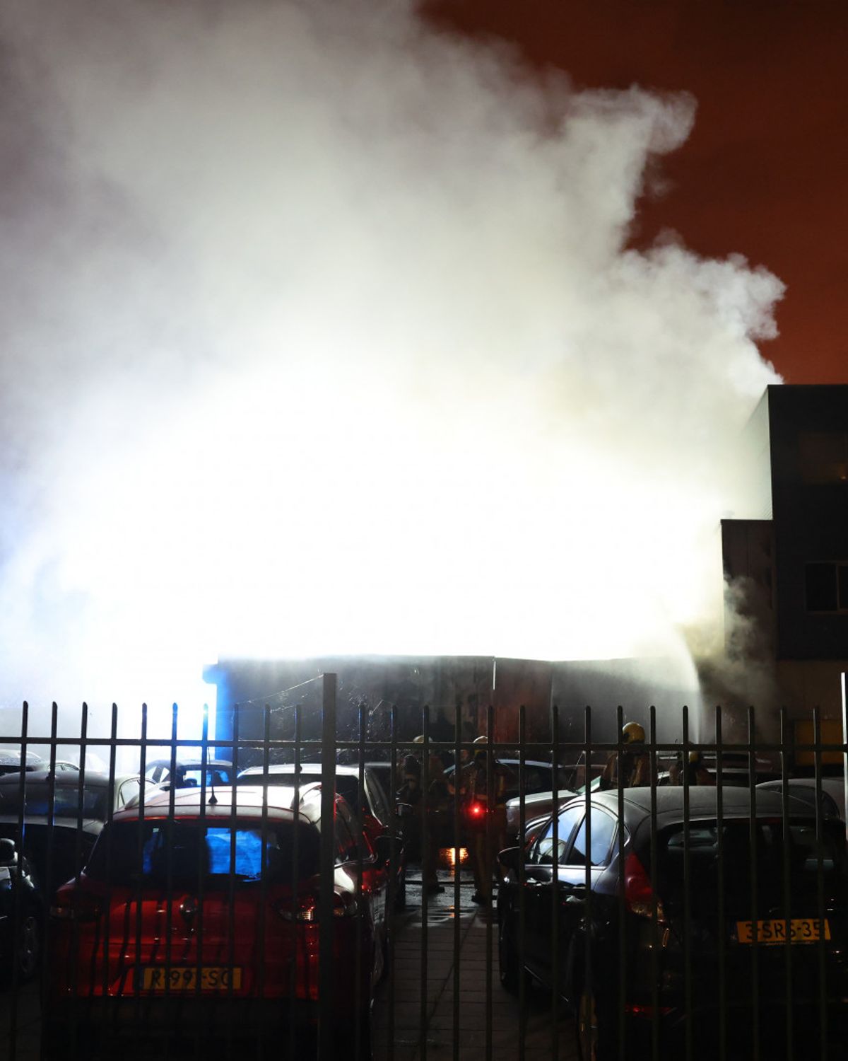 Veel rook bij grote brand in autogarage - Omroep West