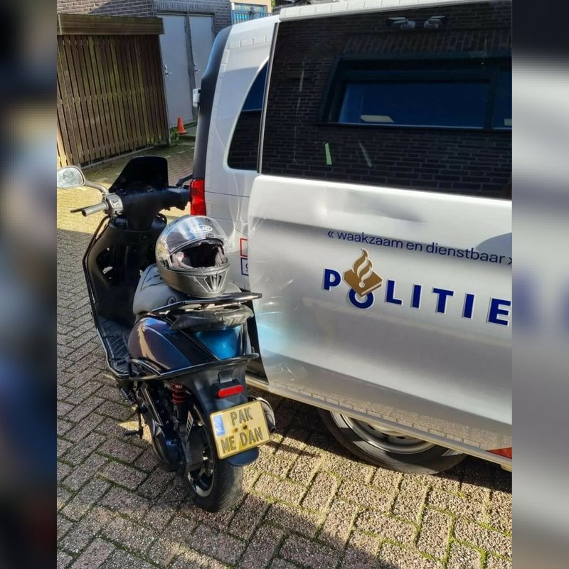19-jarige scooterbestuurder met kenteken 'Pak me dan' gepakt - Omroep ...