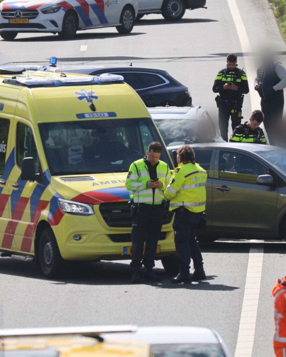 Auto's knallen op elkaar op A4, meer dan uur vertraging door files - Omroep West