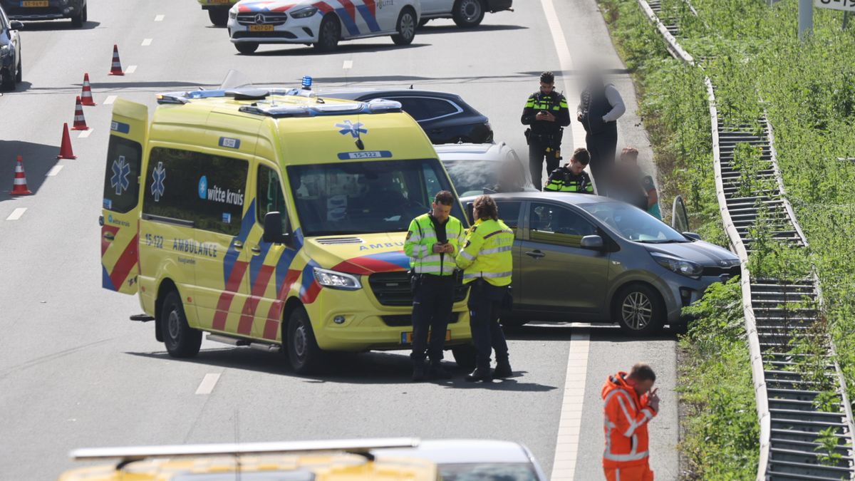 Auto's knallen op elkaar op A4, meer dan uur vertraging door files - Omroep West