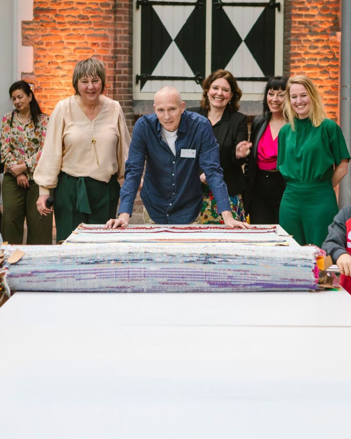 'Kleed van Delft' vol verhalen geschonken aan de stad - Omroep West
