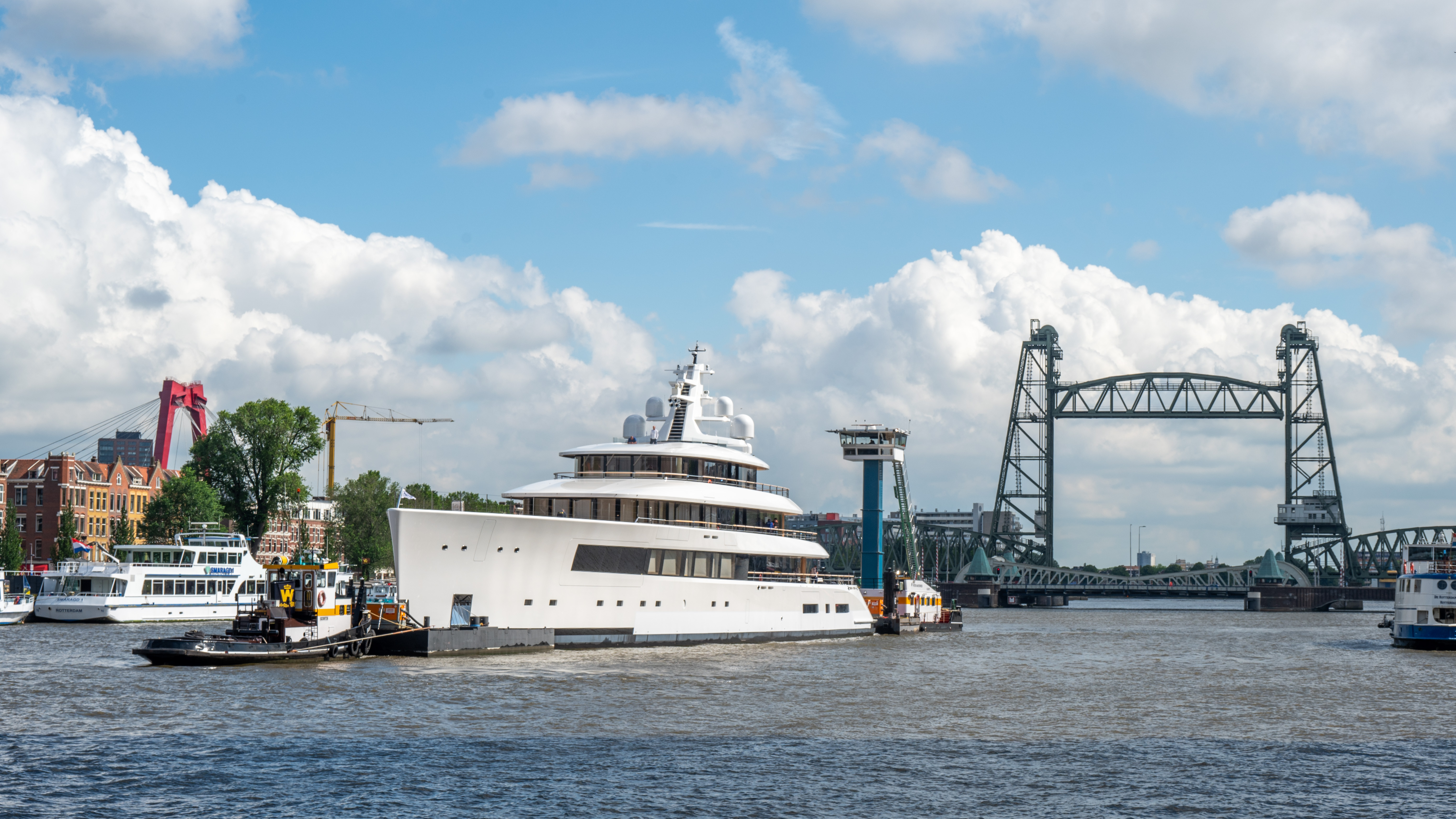 Passen en meten: dit superjacht mét zwembad past maar net - Rijnmond