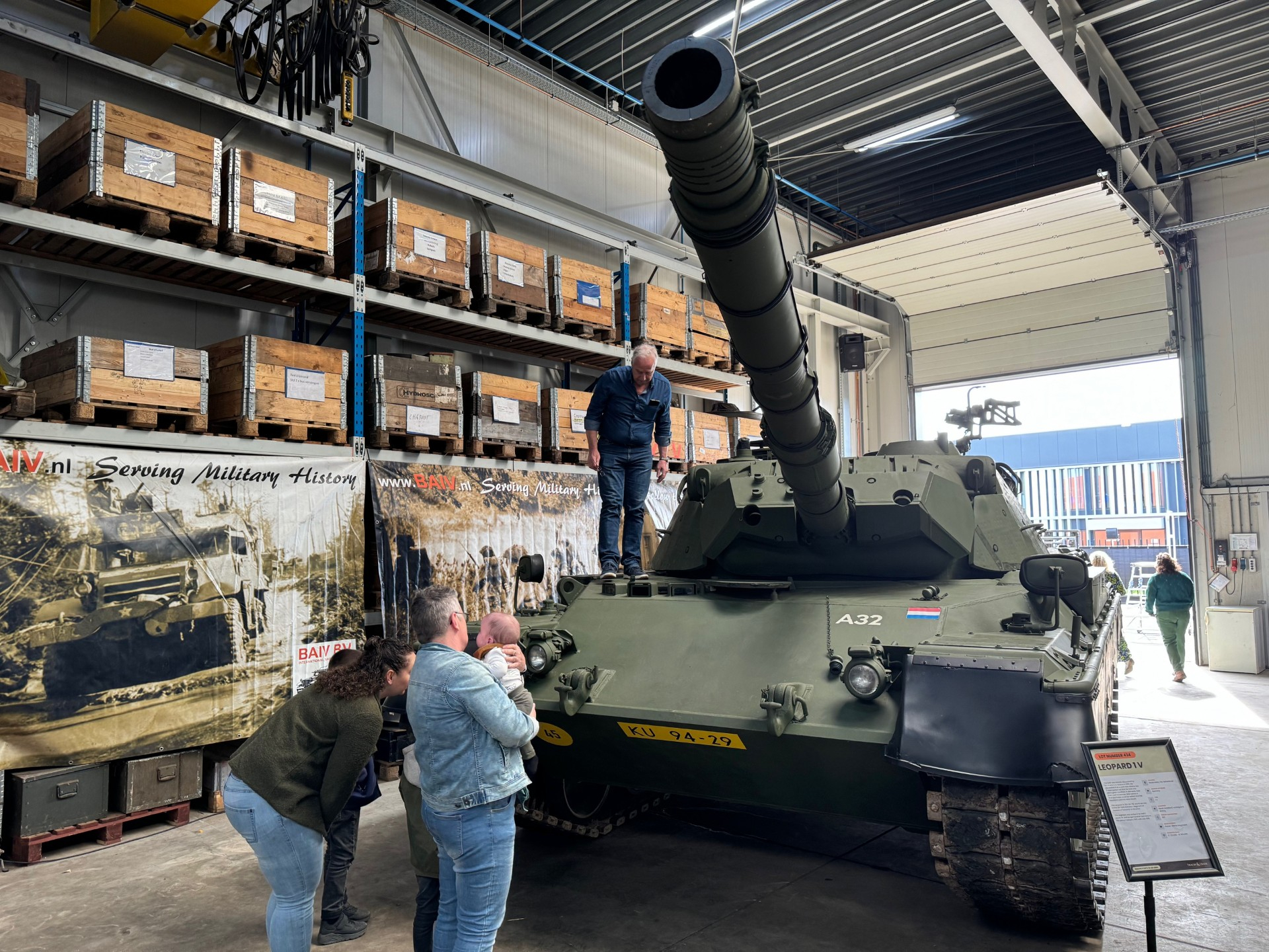 Leopard gevechtstank levert 325.000 euro op - L1 Nieuws