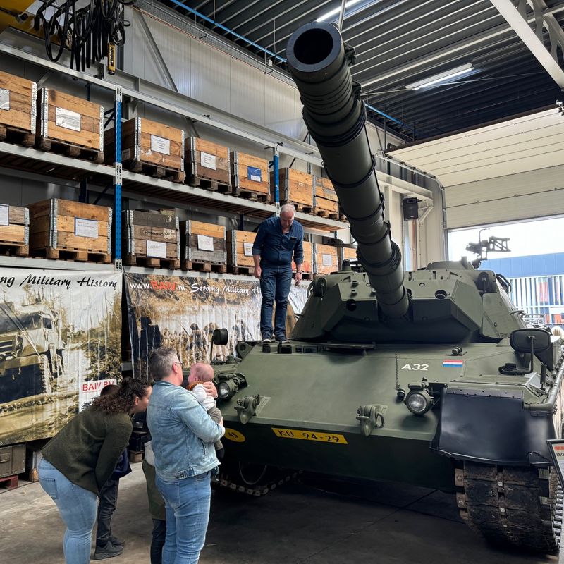 Kijkdag militaire tanks trekt veel bekijks: 'Museumstukken' - L1 Nieuws