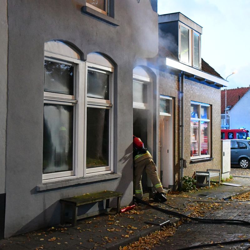 Korte brand in bankstel zorgt voor veel roetschade in woning - Omroep ...