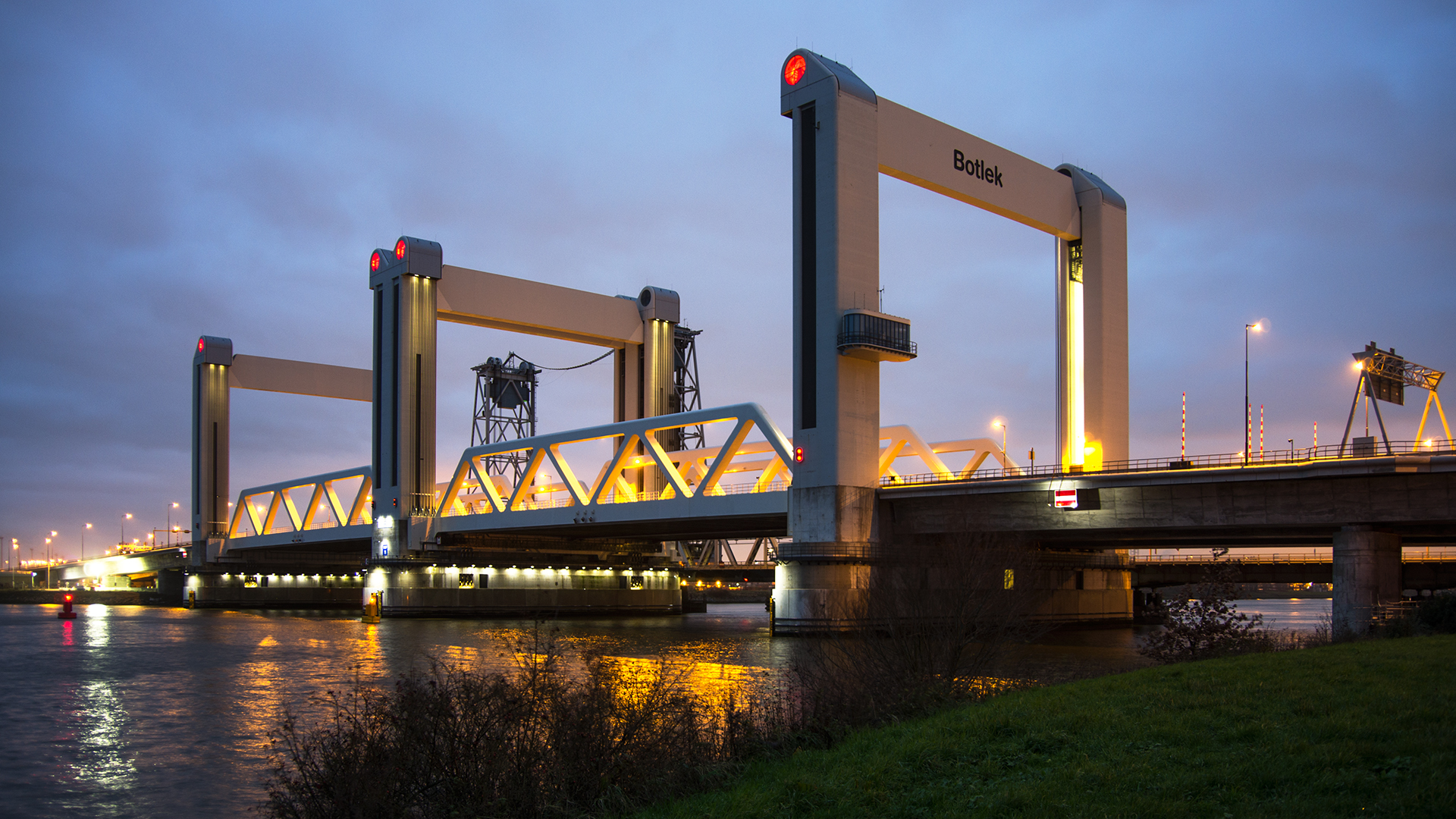 Botlekbrug nacht dicht voor werkzaamheden - Rijnmond