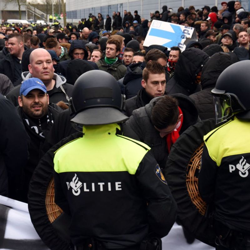 Politie: supporters begonnen zelf met rellen - Rijnmond