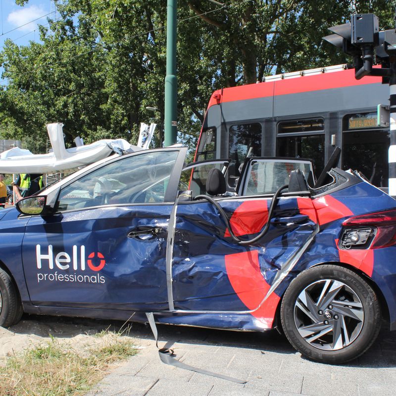 Tram en auto botsen op elkaar: brandweer knipt dak van auto - Omroep West