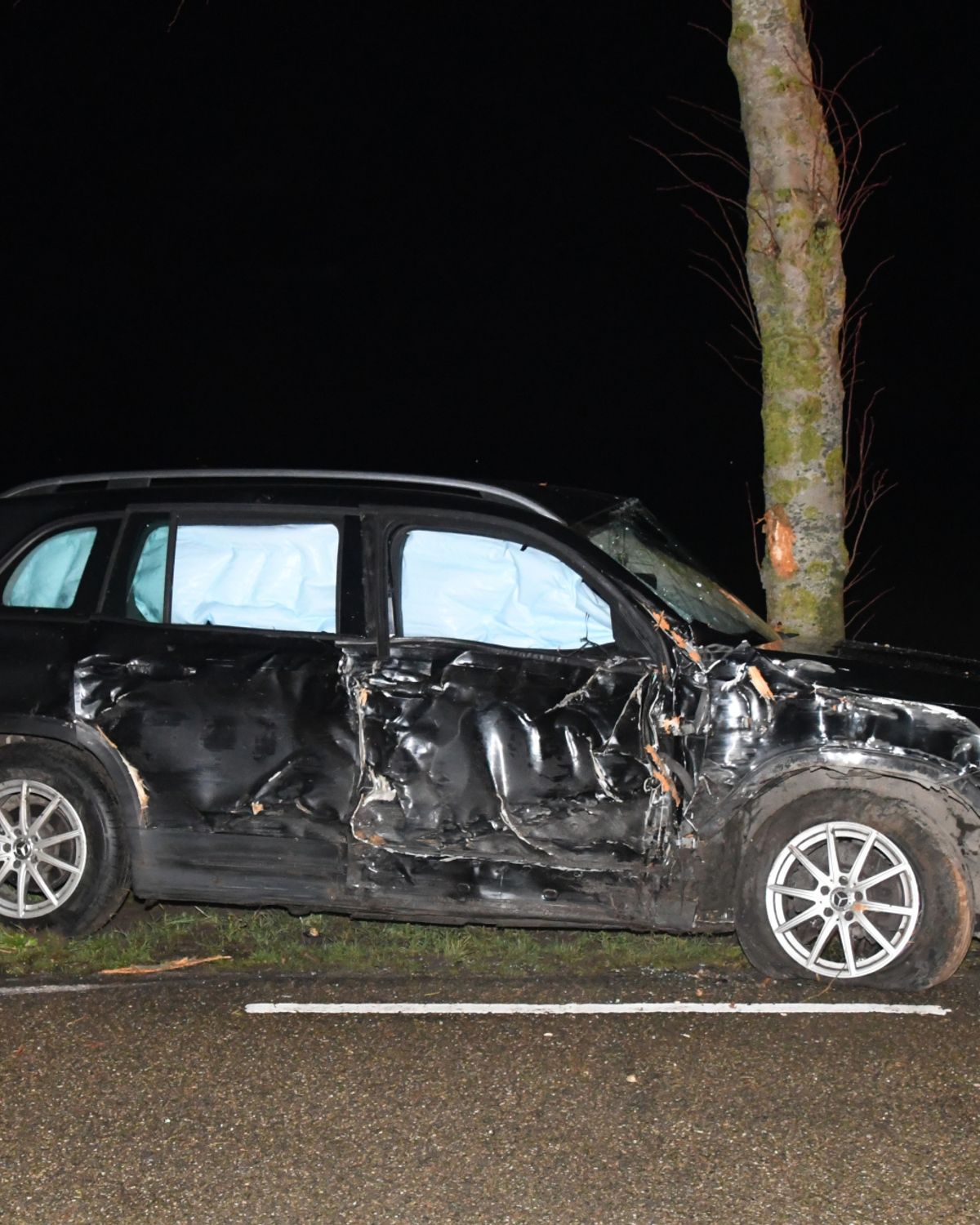 Automobilist botst tegen twee bomen en raakt gewond - Omroep Zeeland