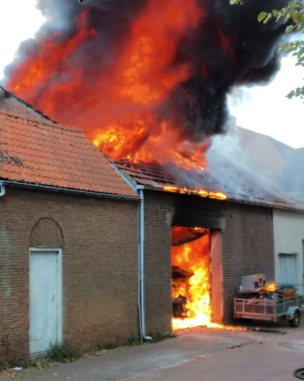 Grote brand in loods IJzendijke: veel rook vrijgekomen - Omroep Zeeland
