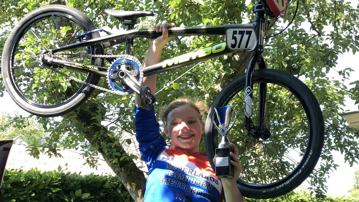 Aniek uit Hellum is eindelijk Nederlands Kampioen BMX - RTV Noord