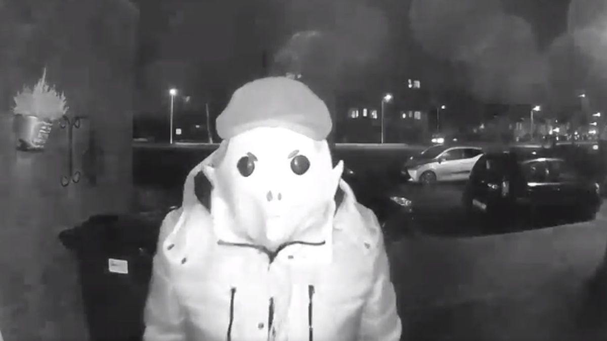 Engerd met masker aan de deur in IJsselstein - RTV Utrecht