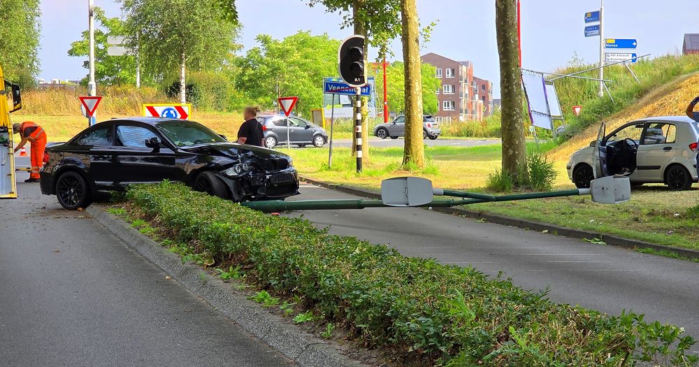 112-nieuws: Automobilist rijdt lantaarnpaal uit de grond | Rijstroken A12 dicht na ongeval - RTV ...