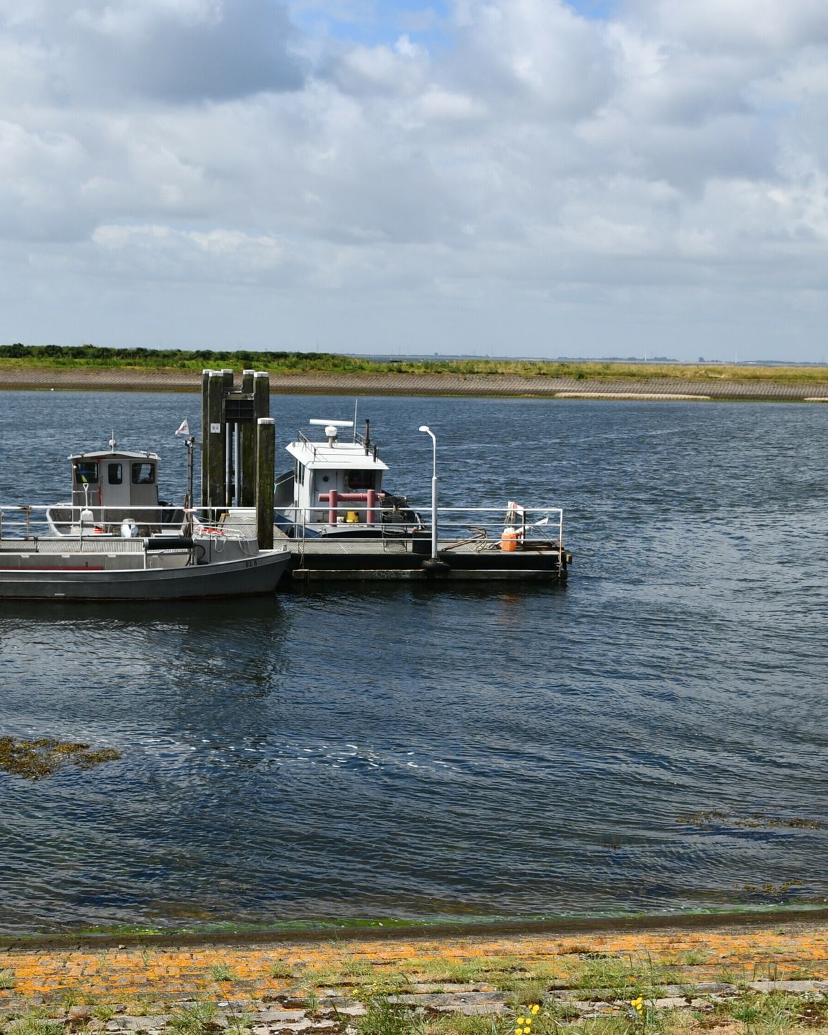 Auto rijdt water in bij haven Tholen, eigenaar was handrem vergeten ...