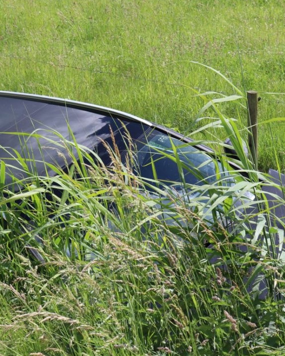112 Nieuws: Auto belandt in sloot in Enschede - Oost