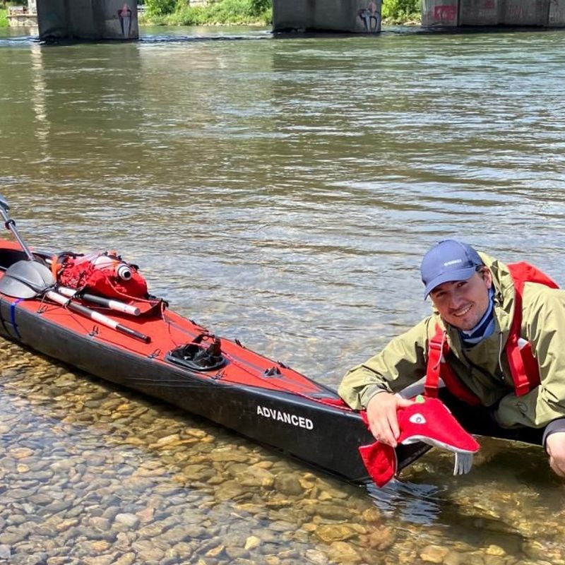 Bob kayakt 3500 kilometer om bedreigde steur te redden: 'Dino's onder ...