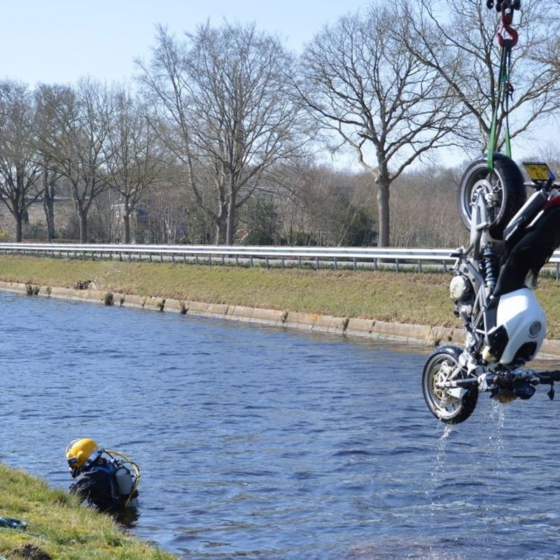 Motorrit eindigt in Drentsche Hoofdvaart - RTV Drenthe