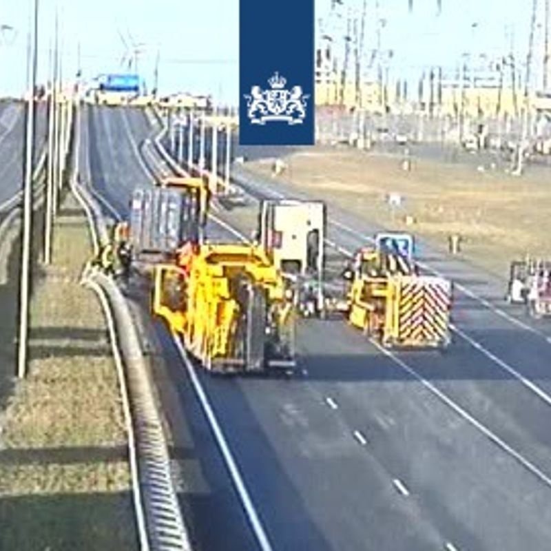 Vrachtwagens botsen op elkaar, N-weg naar Maasvlakte voorlopig nog afgesloten - Rijnmond